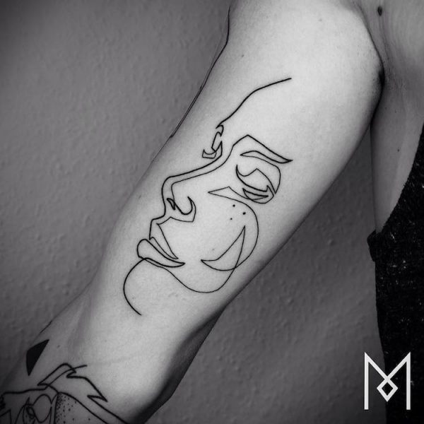 Des tatouages minimalistes réalisés d'un seul trait