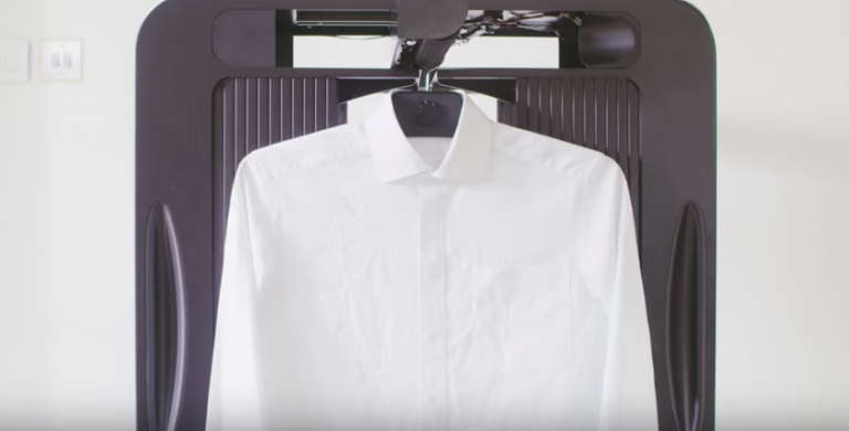 Cette machine révolutionnaire repasse les vêtements à votre place