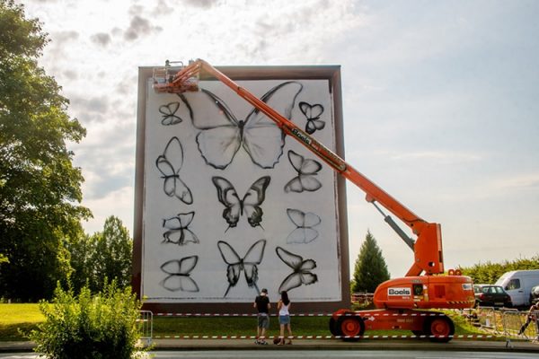 Ce street artiste transforme les immeubles en boîtes à papillons géants ...