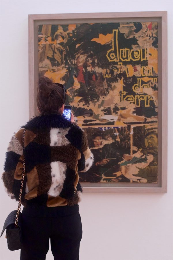 Il capture la ressemblance entre les visiteurs et les tableaux au musée