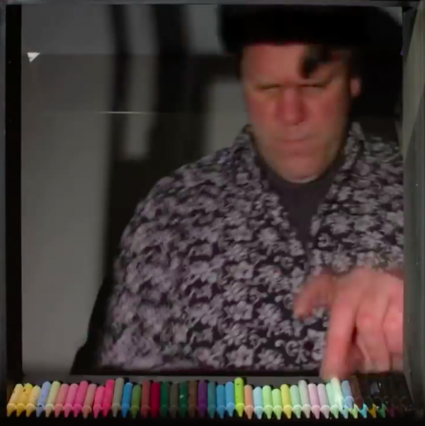 Cet artiste joue avec des crayons pour les transformer en pixels ...