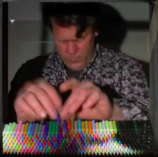 Cet artiste joue avec des crayons pour les transformer en pixels ...