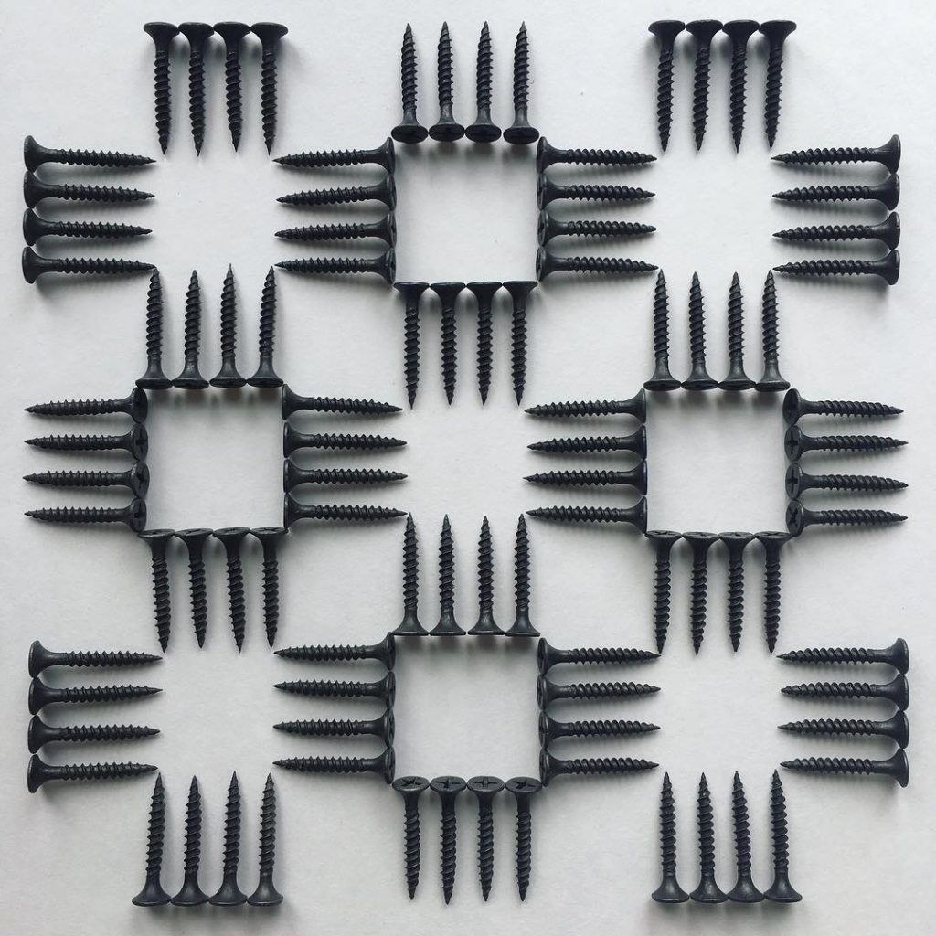 Il transforme les objets du quotidien en formes géométriques hypnotisantes