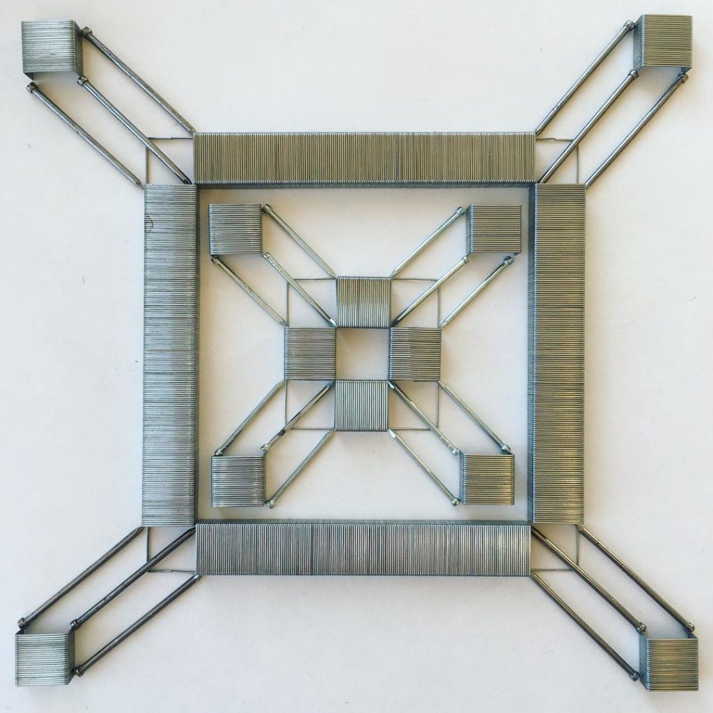 Il transforme les objets du quotidien en formes géométriques hypnotisantes