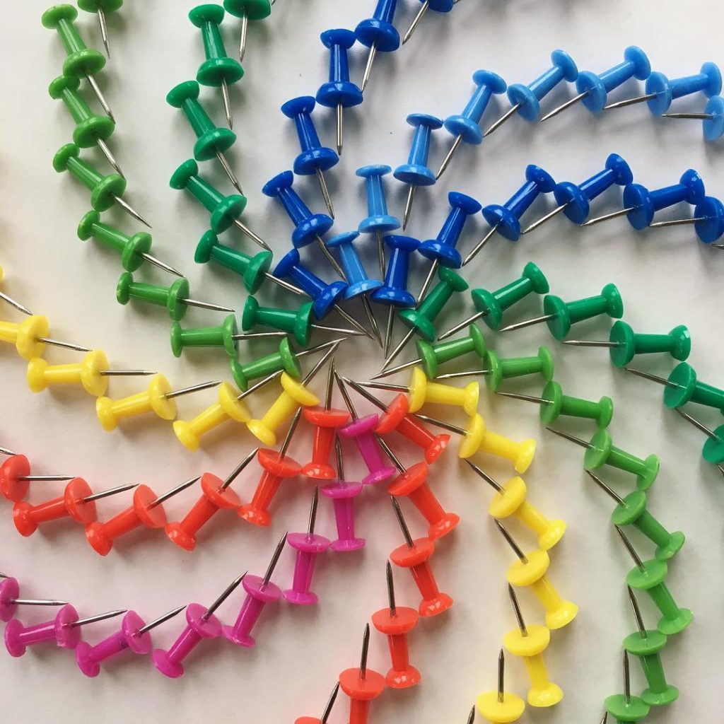 Il transforme les objets du quotidien en formes géométriques ...