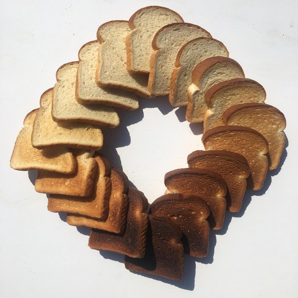 Il transforme les objets du quotidien en formes géométriques hypnotisantes