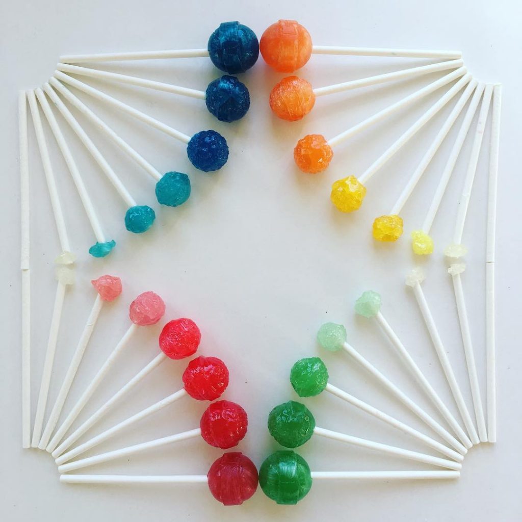 Il transforme les objets du quotidien en formes géométriques hypnotisantes