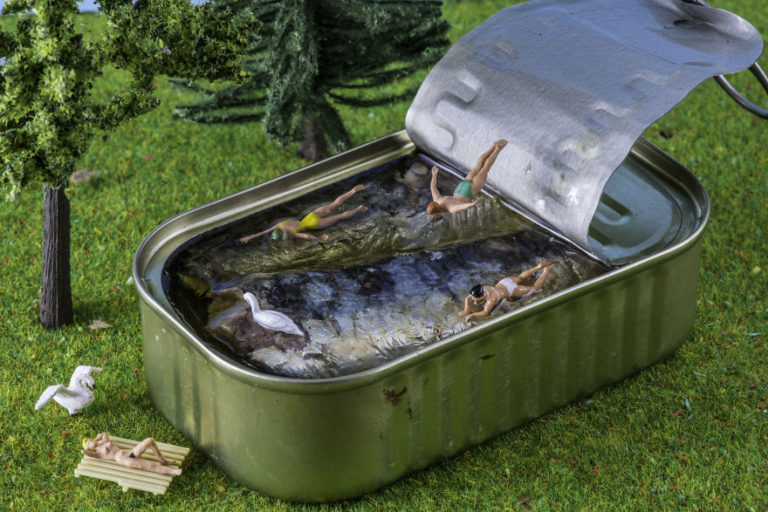 Il imagine un monde miniature en détournant des objets du quotidien ...