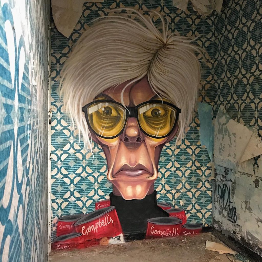 Il caricature les personnages célèbres avec un style cartoonesque unique