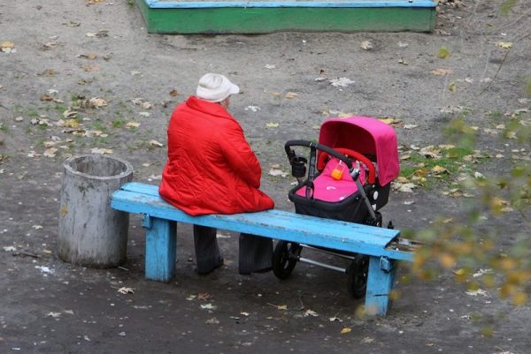 Pendant 10 ans, il photographie le même banc et la vie qui s'y écoule