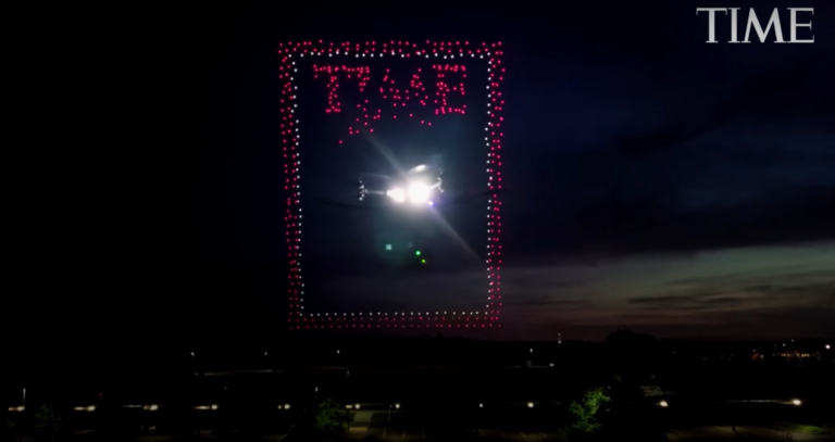 Le magazine TIME a créé sa dernière couverture à l'aide de 958 drones ...