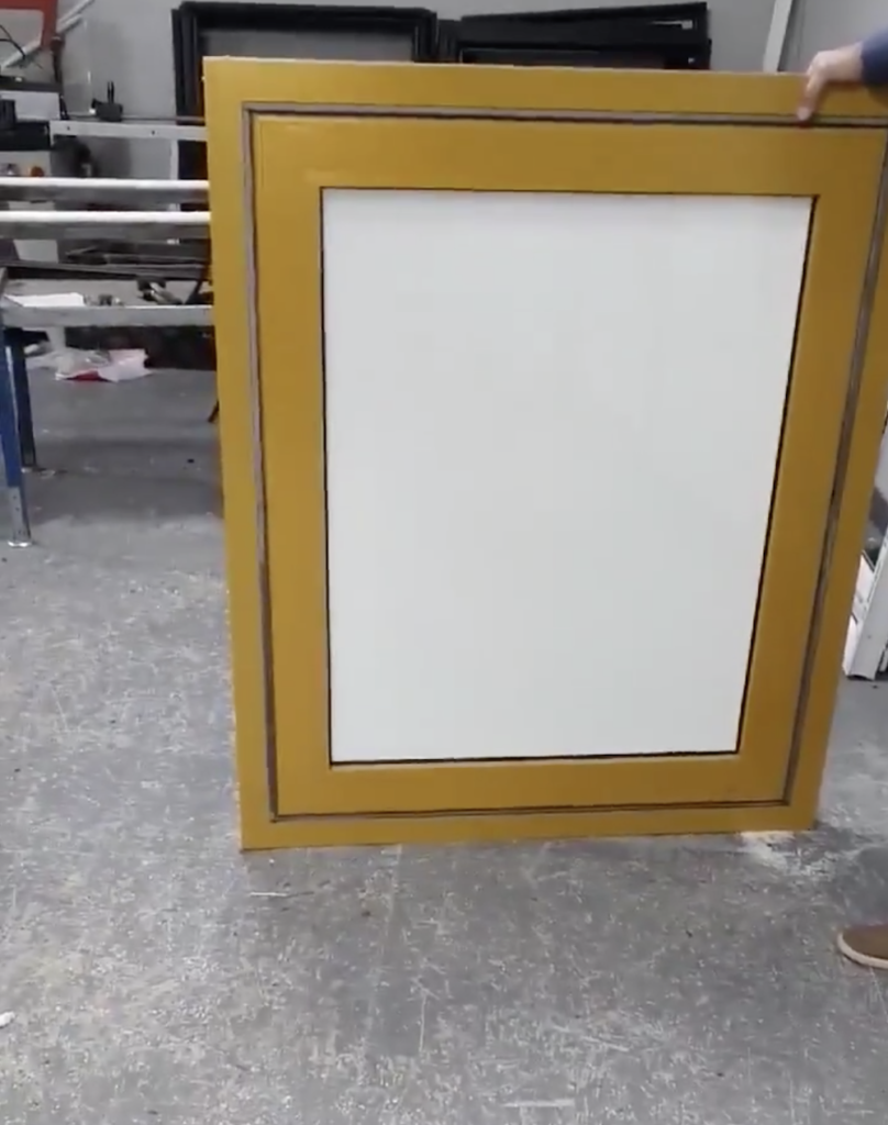 Cette fenêtre intègre du sable et devient totalement opaque quand on la ...