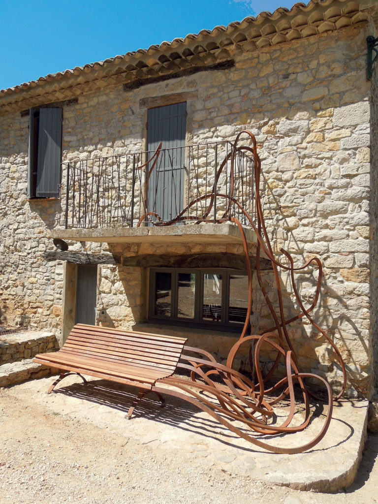 L'artiste Pablo Reinoso crée des bancs spaghettis qui se tordent dans tous les sens