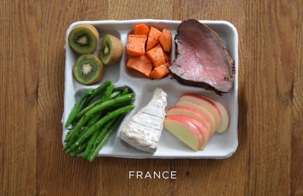 Ces photos révèlent les repas des enfants à la cantine scolaire dans 9 ...