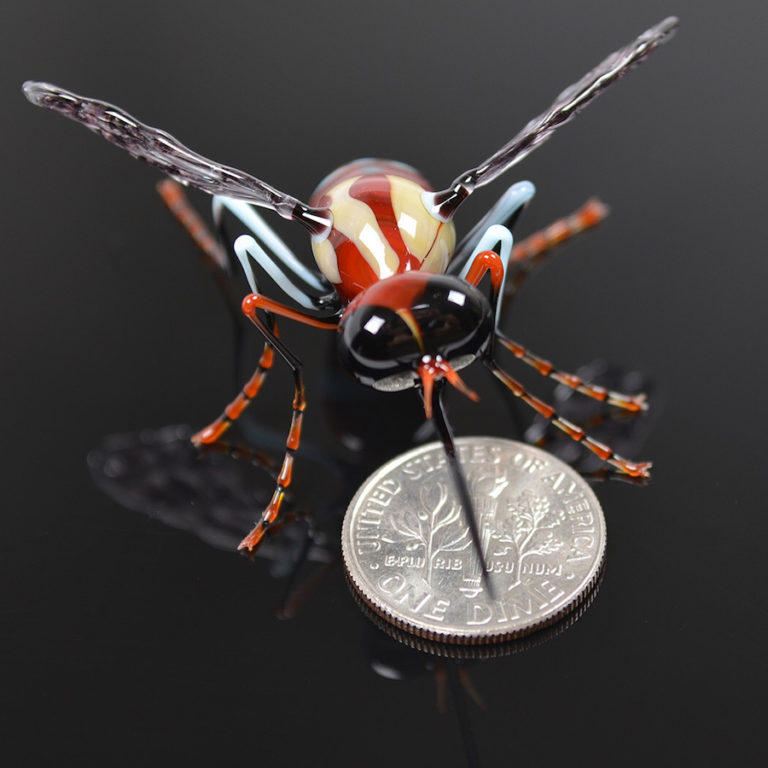 Ce sculpteur crée de petits insectes en verre effrayants de réalisme et ...
