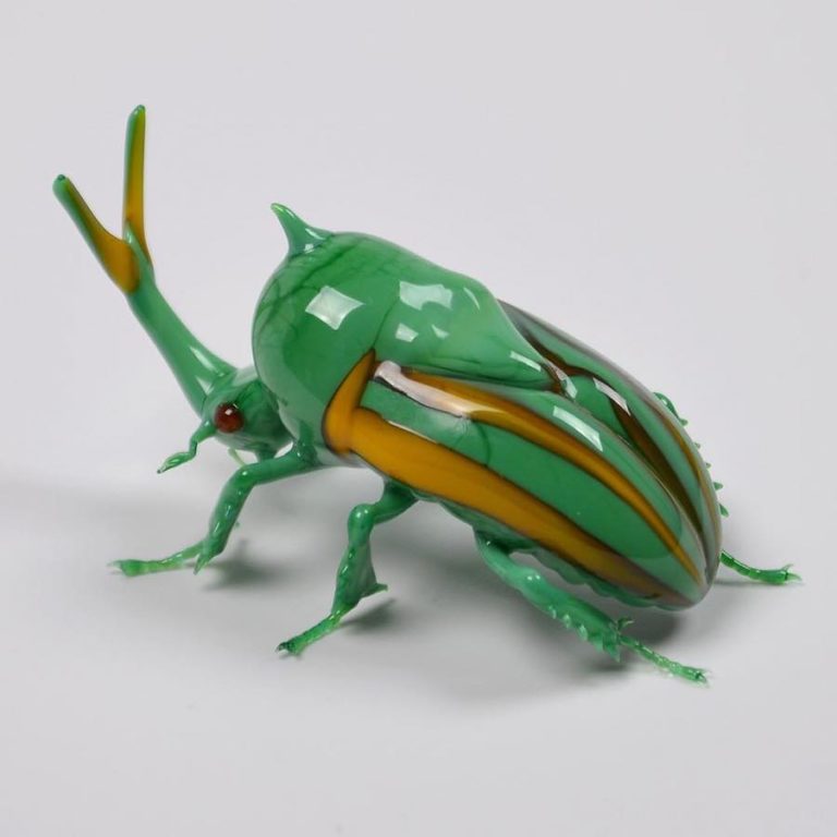 Ce sculpteur crée de petits insectes en verre effrayants de réalisme et ...