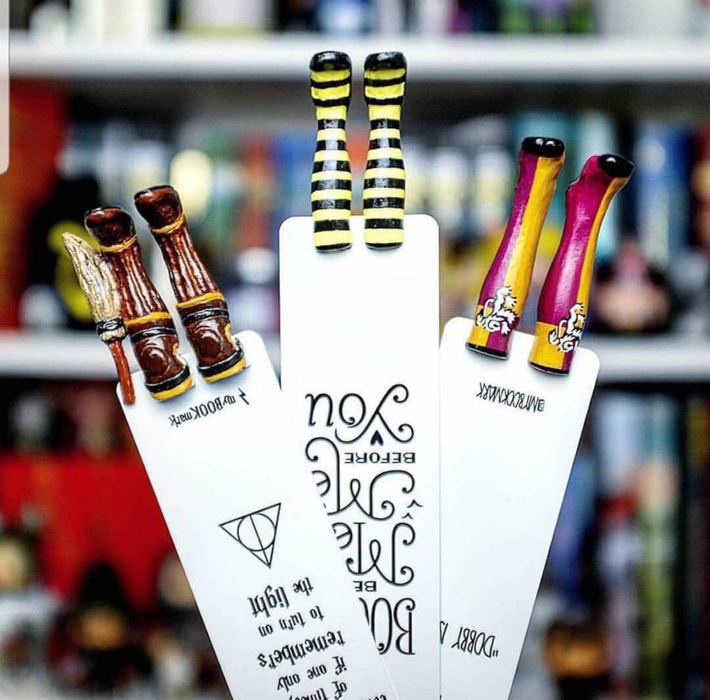 Elle conçoit des marque-pages créatifs avec des jambes selon l'univers ...