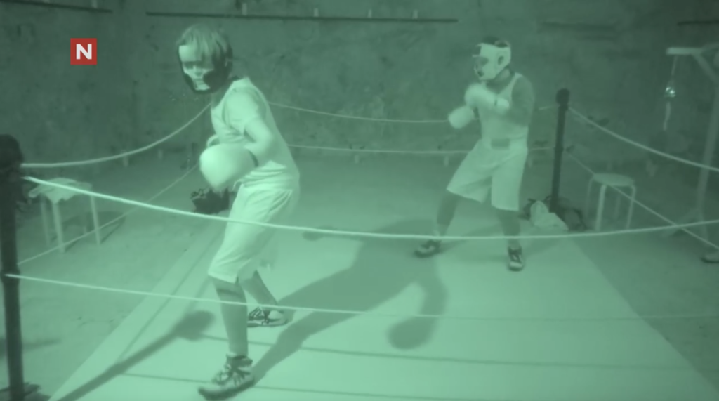 En Norvège, deux humoristes organisent un match de boxe dans l ...