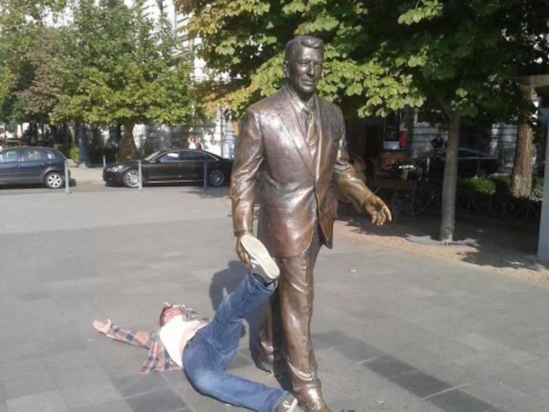 40 personnes qui prennent la pose avec des statues de manière créative ...