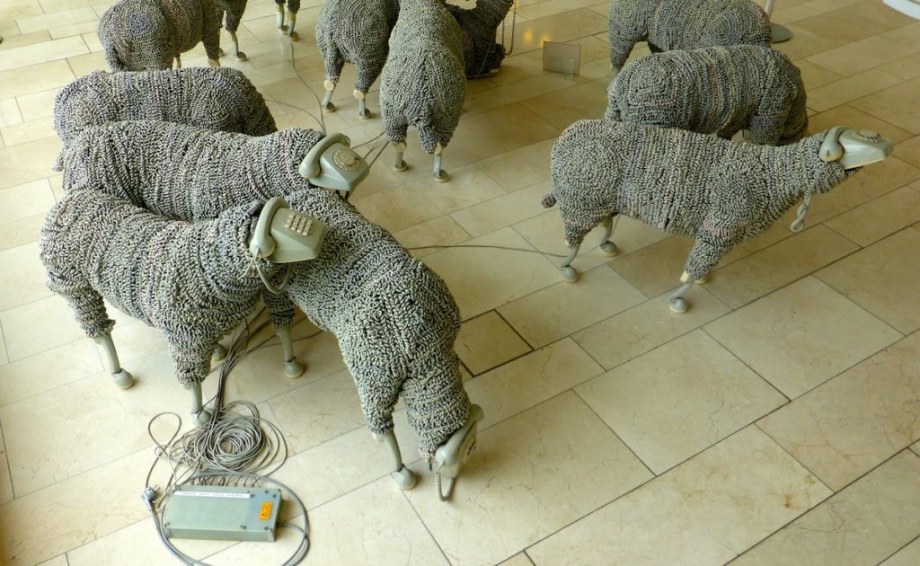 Cet artiste recycle de vieux téléphones pour donner vie à des moutons ...