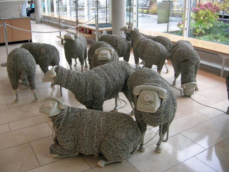Cet artiste recycle de vieux téléphones pour donner vie à des moutons ...