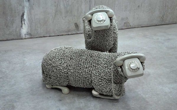 Cet artiste recycle de vieux téléphones pour donner vie à des moutons ...