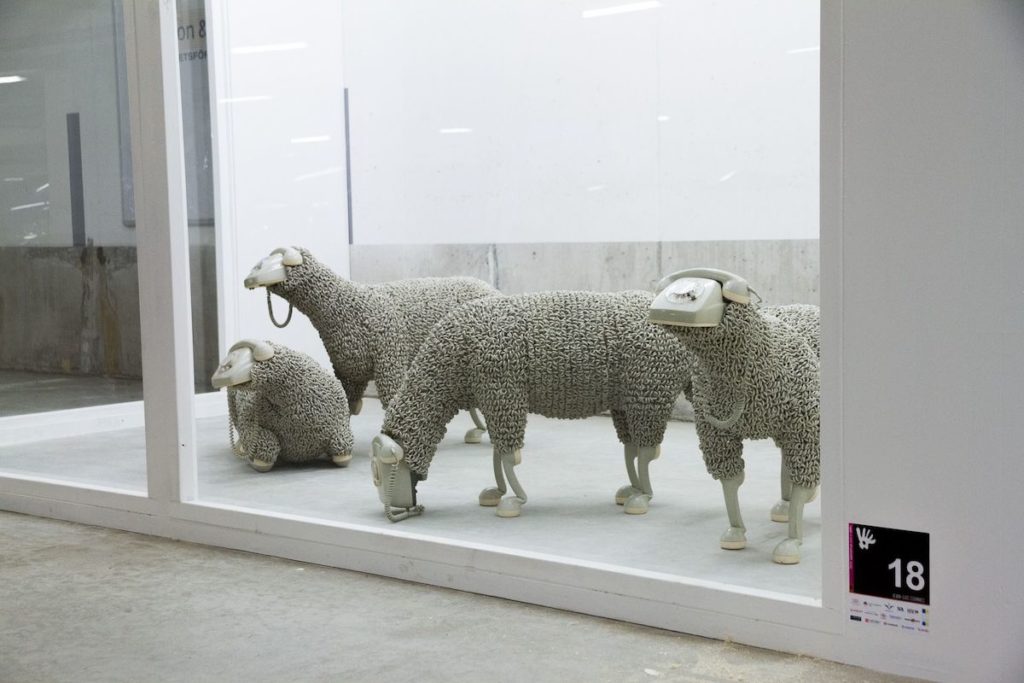 Cet artiste recycle de vieux téléphones pour donner vie à des moutons ...