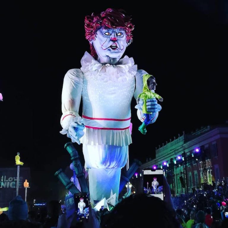 Pour le Carnaval de Nice, ils parodient le film "Ça" en créant un Trump ...