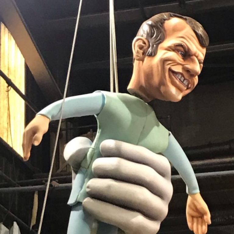 Pour le Carnaval de Nice, ils parodient le film "Ça" en créant un Trump ...