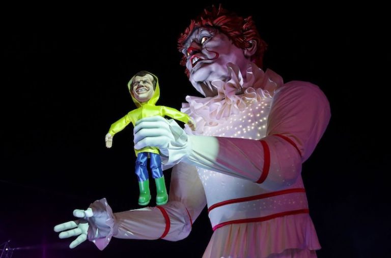 Pour le Carnaval de Nice, ils parodient le film "Ça" en créant un Trump ...
