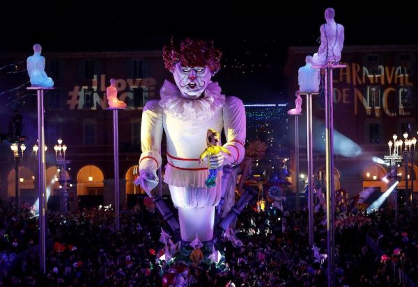 Pour le Carnaval de Nice, ils parodient le film "Ça" en créant un Trump ...