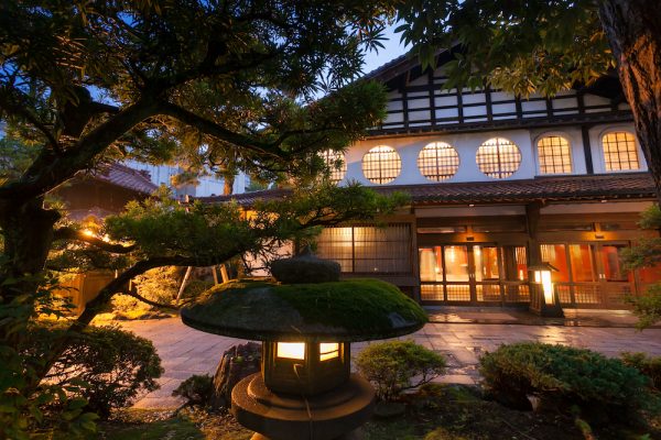 Hōshi Ryokan : voici le plus vieil hôtel du monde, géré par la même ...