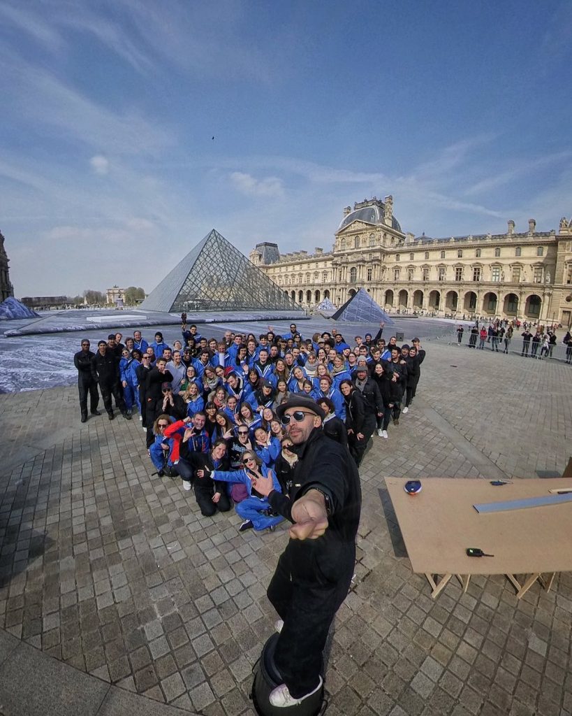 JR a créé une illusion d'optique hallucinante avec la pyramide du Louvre pour ses 30 ans - Creapills