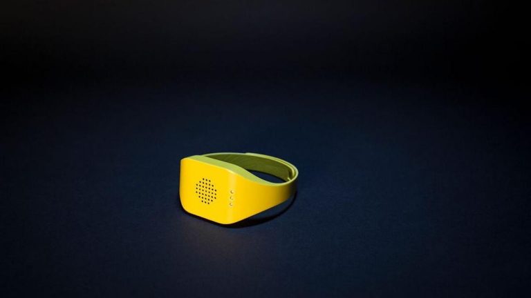 Ce collier connecté traduit les miaulements de votre chat en voix ...