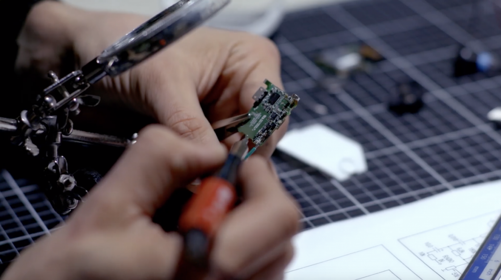 Ce collier connecté traduit les miaulements de votre chat en voix ...