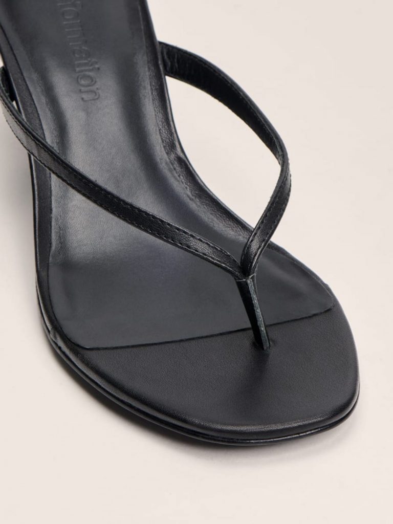 Cette marque dévoile des tongs à talons pour vous aider à prendre un ...