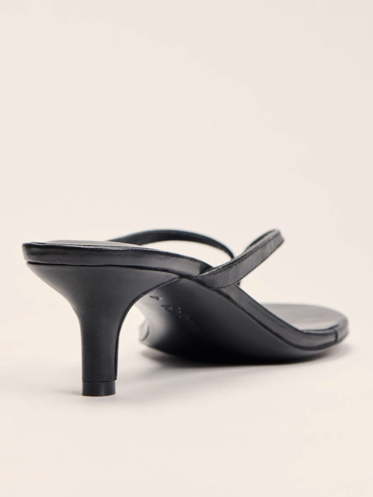 Cette marque dévoile des tongs à talons pour vous aider à prendre un ...