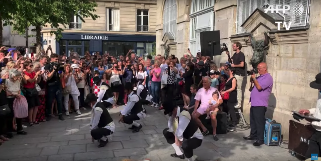 À Paris, 200 personnes se sont réunies pour reproduire la célèbre danse ...