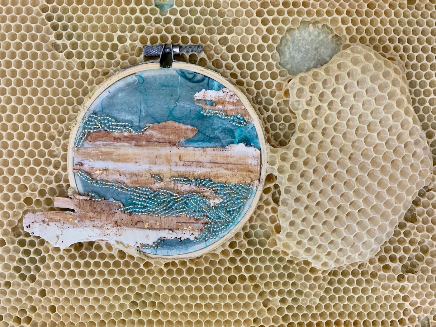Cette artiste collabore avec les abeilles pour créer des broderies ...