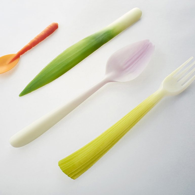 Ces couverts jetables à la forme de légumes sont fabriqués avec des ...