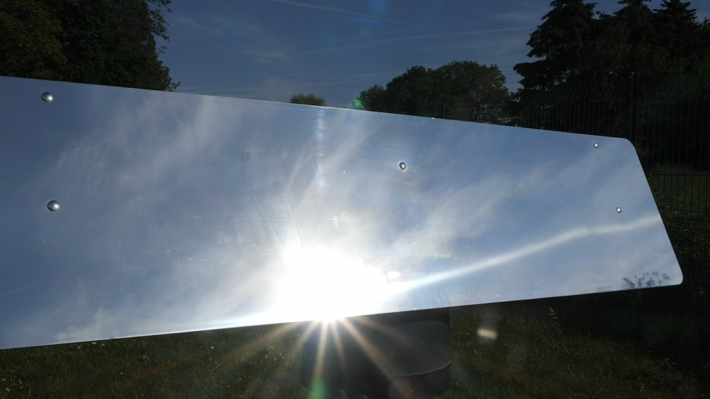 Ce réflecteur motorisé renvoie les rayons du soleil pour optimiser l ...