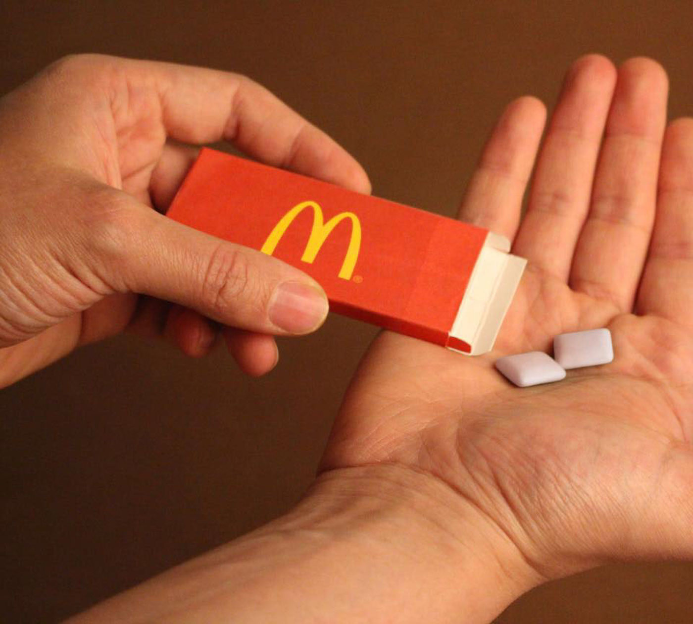 Il inverse les logos sur les emballages pour un résultat très perturbant