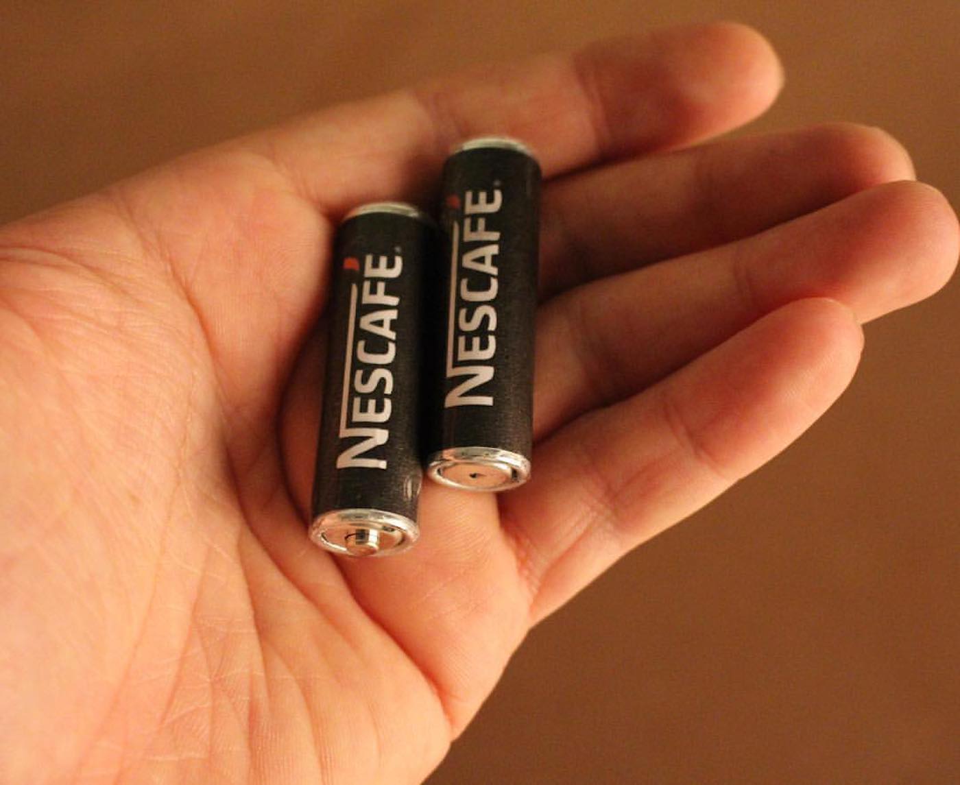 Il inverse les logos sur les emballages pour un résultat très perturbant