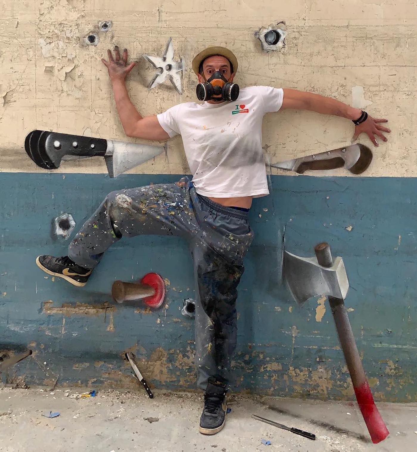 Le street-artiste français SCAF se met en scène dans ses graffitis en ...