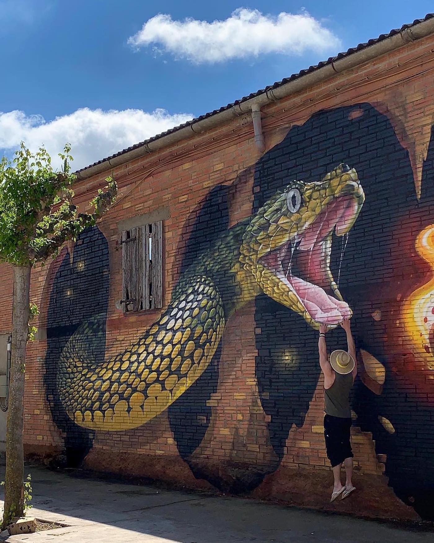 Le street-artiste français SCAF se met en scène dans ses graffitis en ...