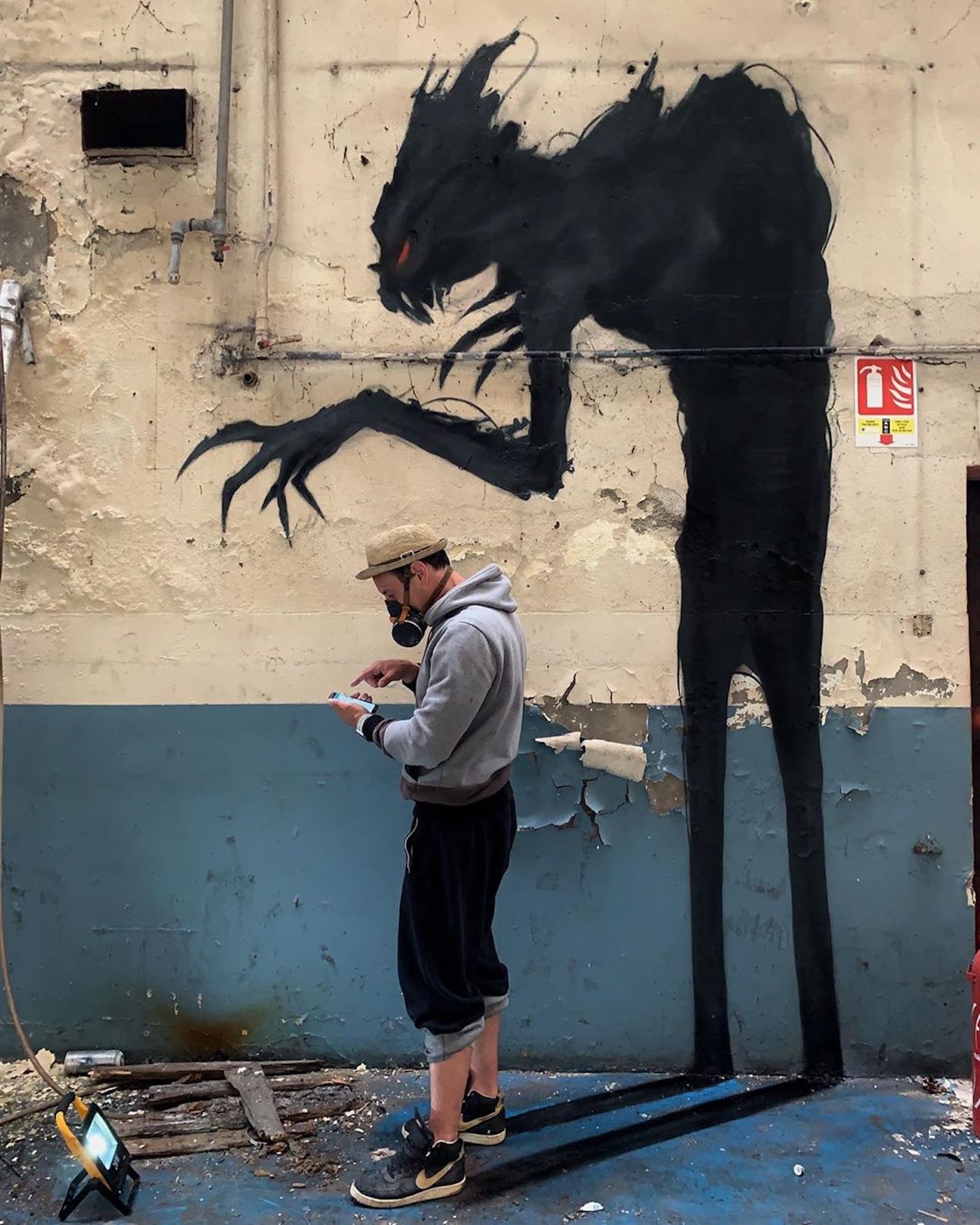 Le street-artiste français SCAF se met en scène dans ses graffitis en ...