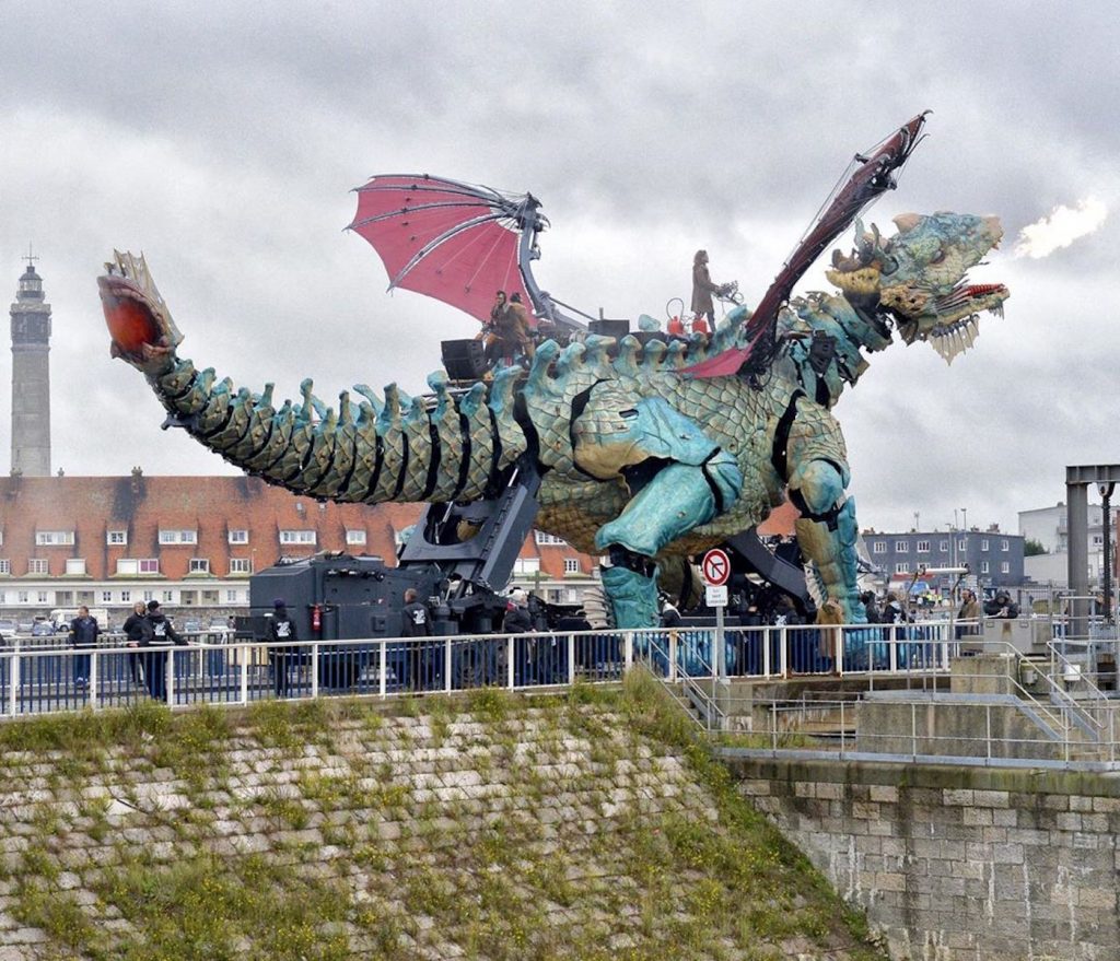 À Calais, un dragon géant activé par 17 personnes a fait une parade ...