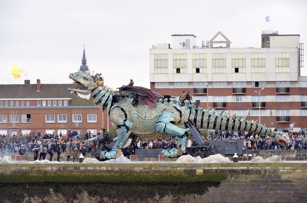 À Calais, un dragon géant activé par 17 personnes a fait une parade ...