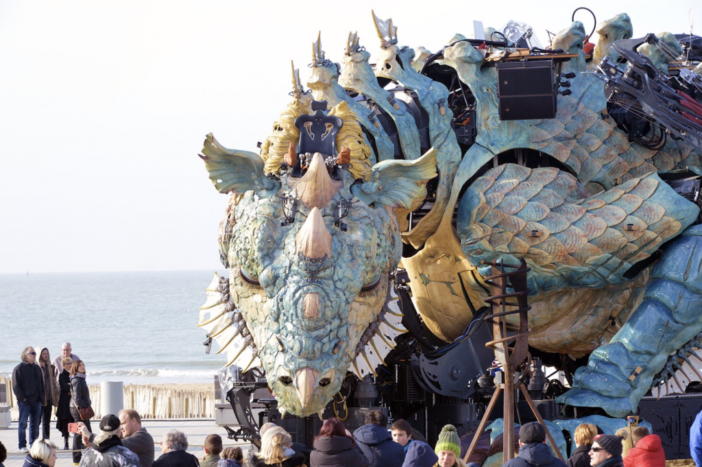 À Calais, un dragon géant activé par 17 personnes a fait une parade ...