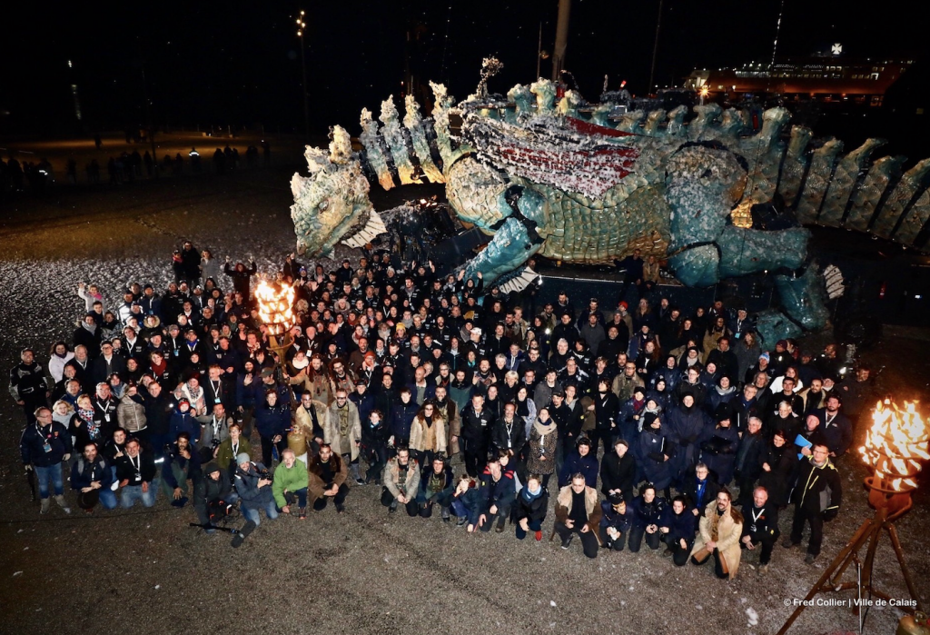 À Calais, un dragon géant activé par 17 personnes a fait une parade ...